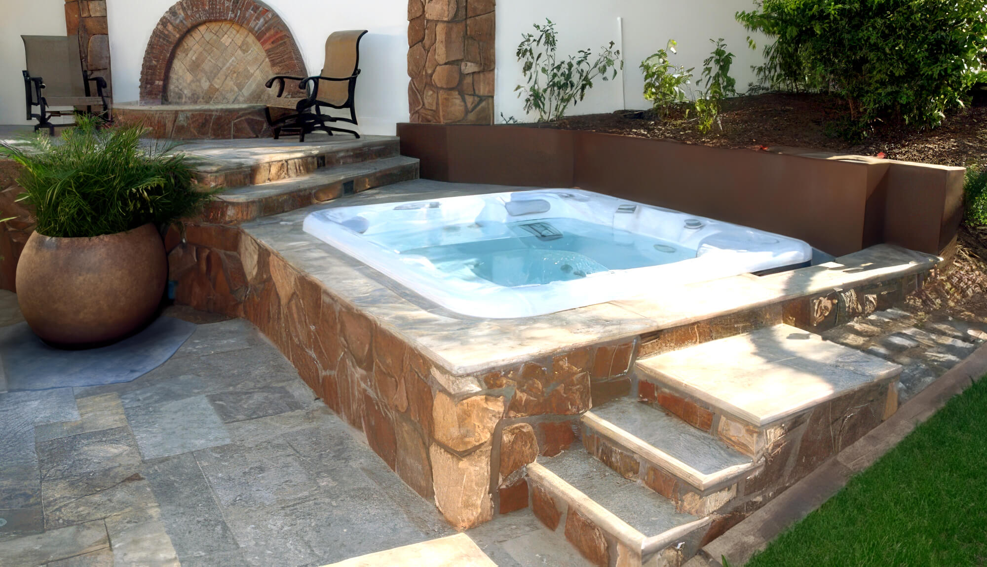 In-Ground vs Above-Ground Spa: Which One is Right for You? ‐ Flamingo Pools