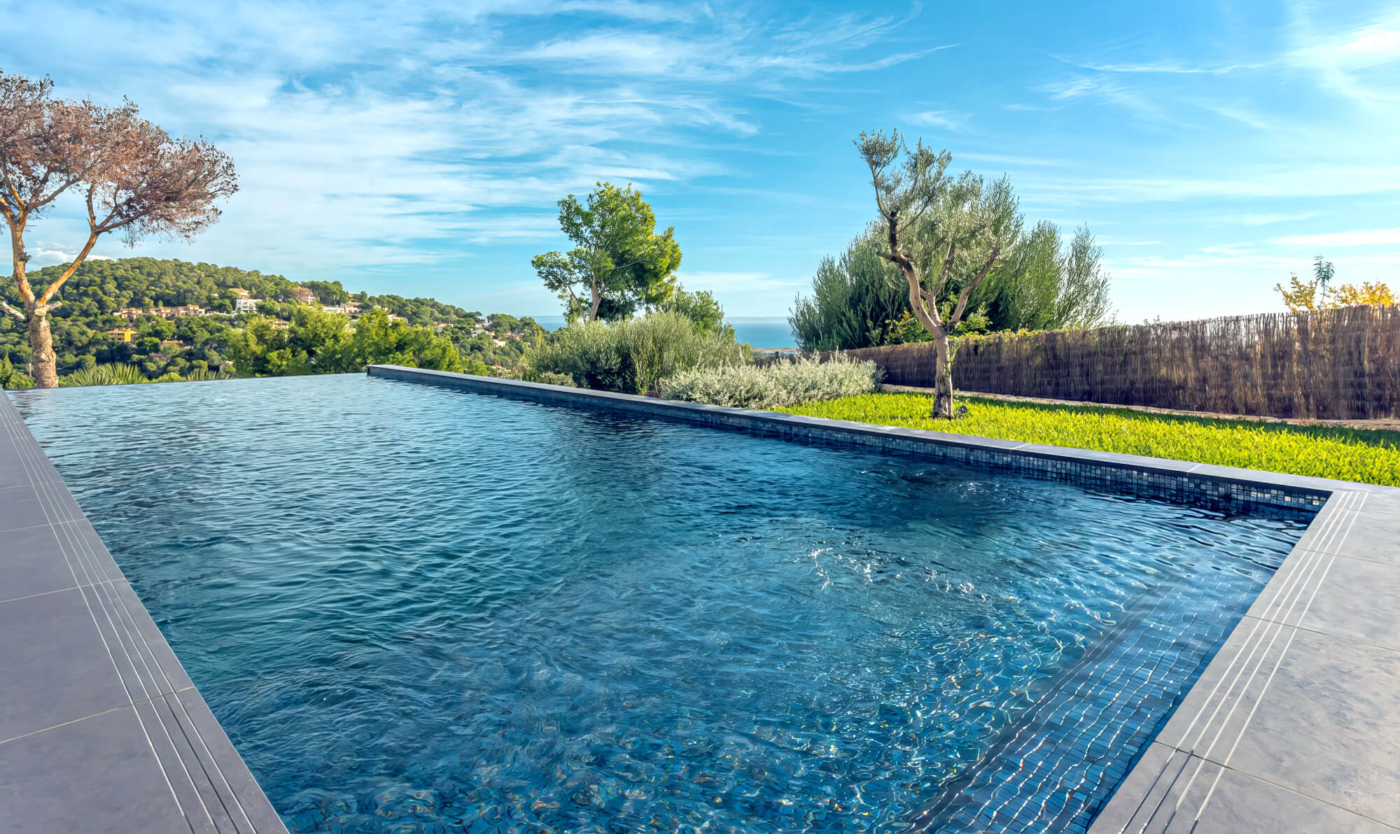 6 Ideas for Choosing Pool Tiles for Custom Pools ‐ Flamingo Pools